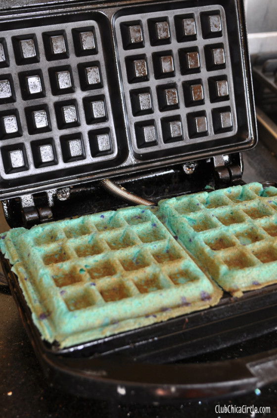 Red, White & Blue Cookie Waffle Dessert | Club Chica Circle - where ...